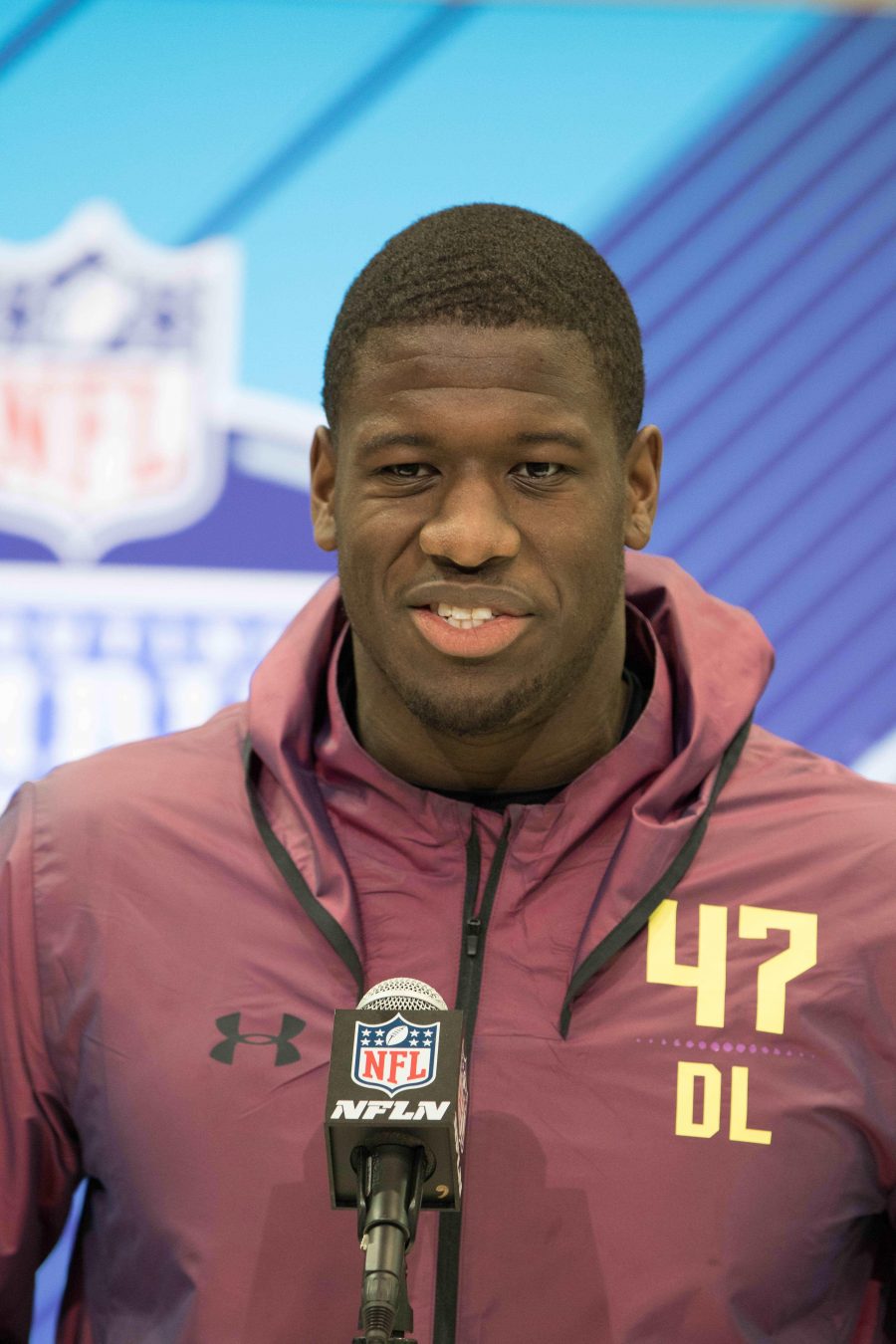 Falcons Re-Sign DL Kentavius Street