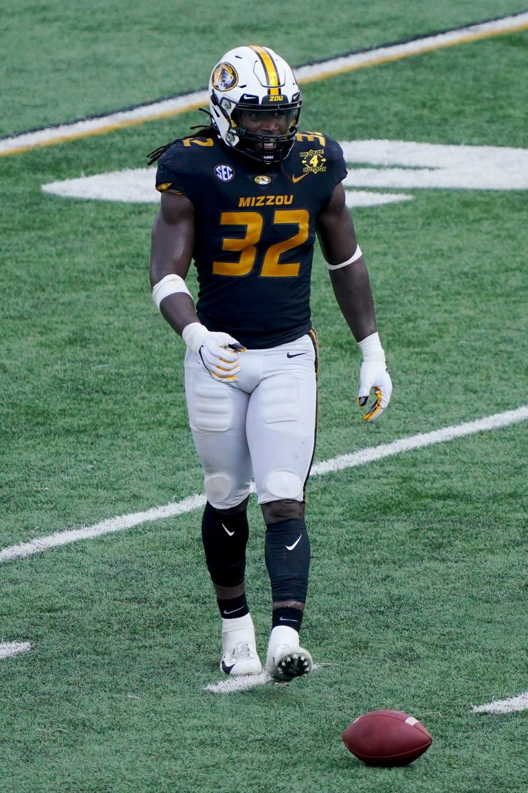 Chiefs Sign Second-Round LB Nick Bolton