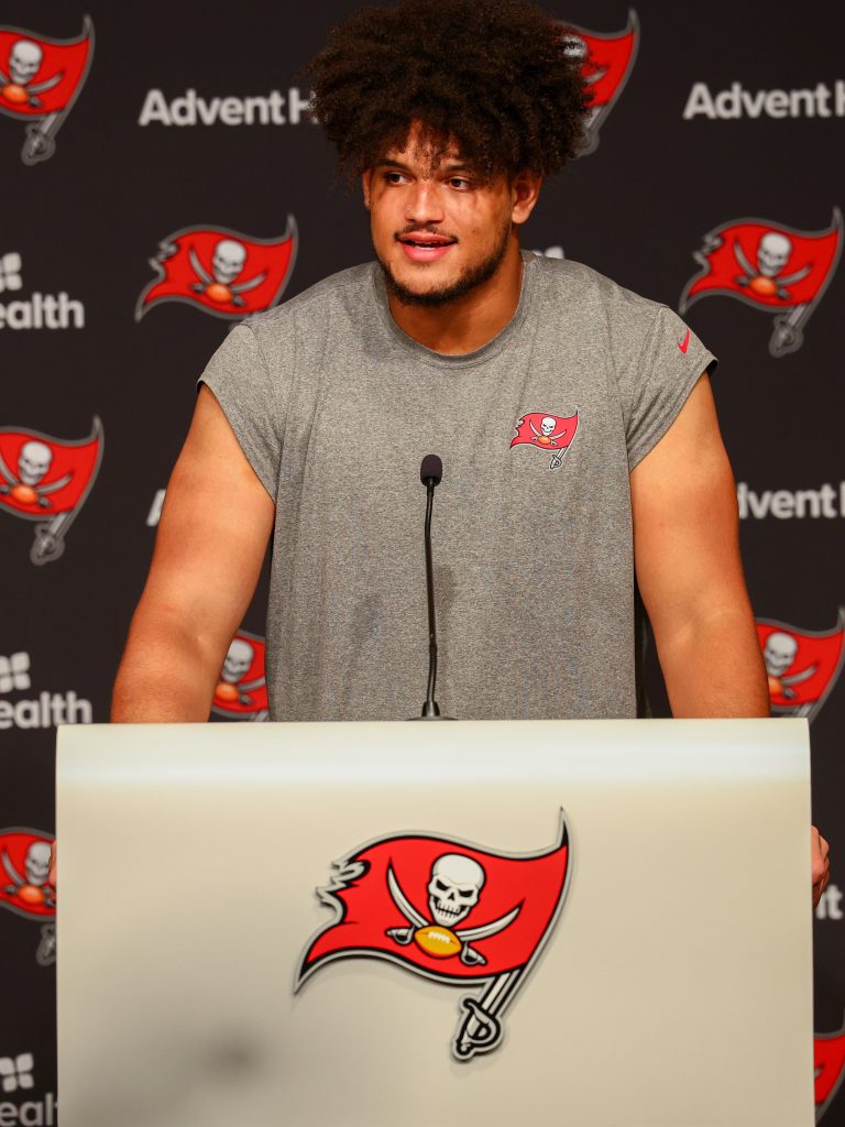 Buccaneers Sign Second-Round DL Logan Hall