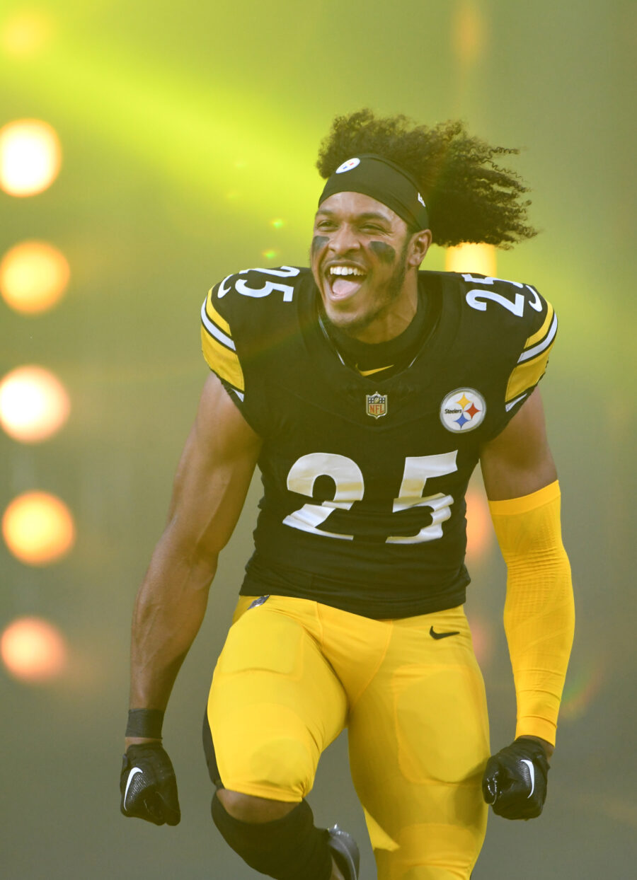 Steelers Bring Back S Eric Rowe