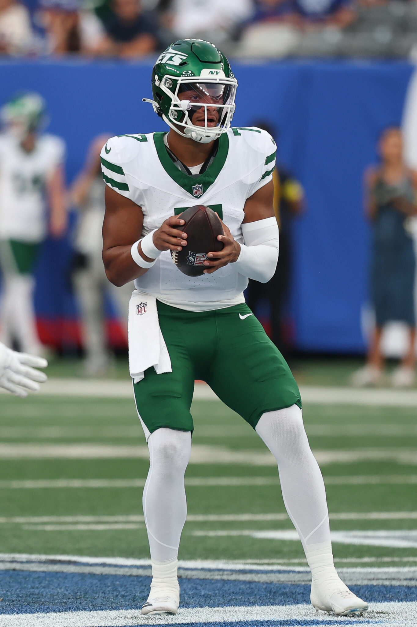 Jets QB Justin Fields Suffers Concussion