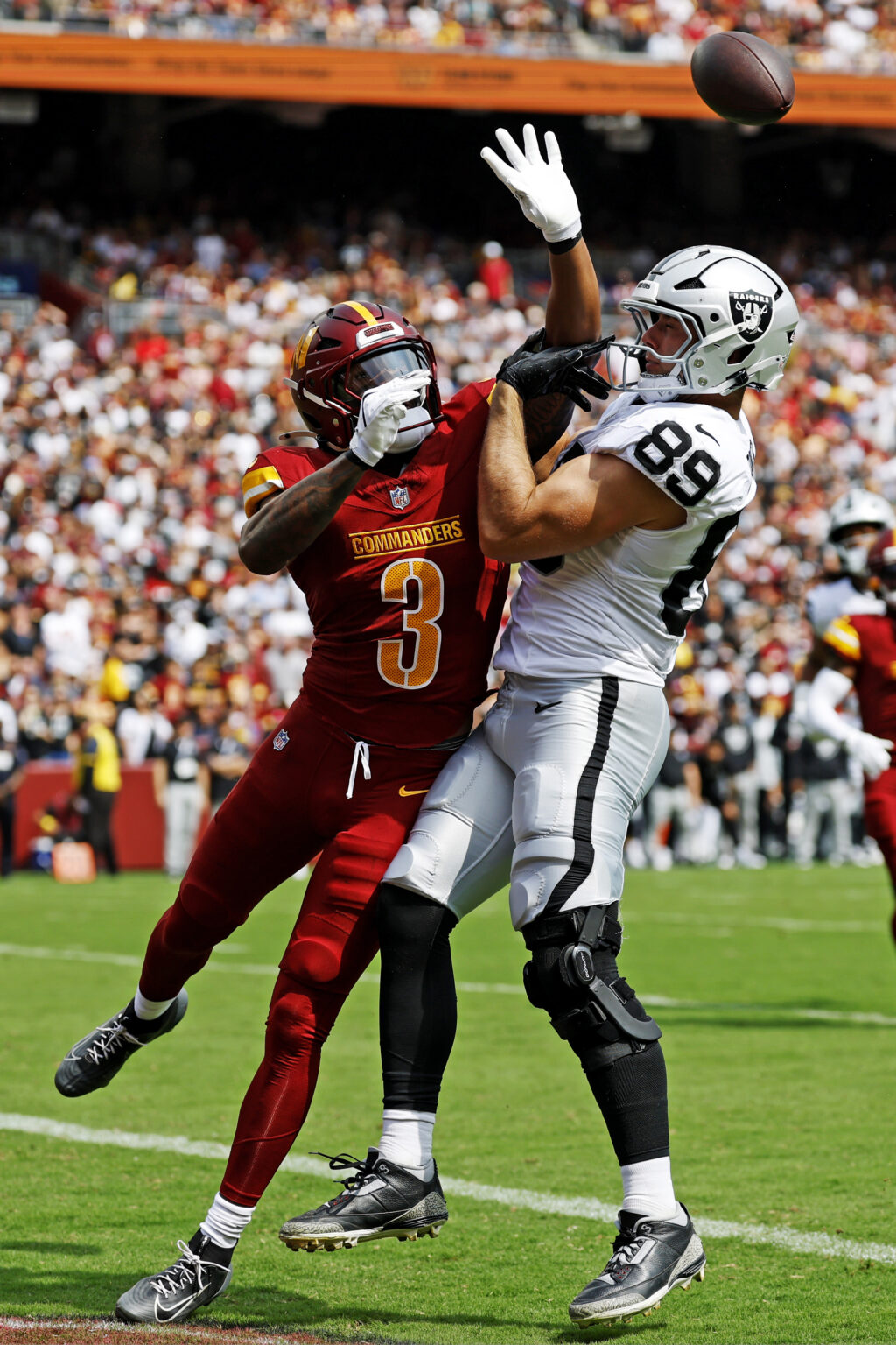 Commanders S Will Harris Suffers Leg Fracture